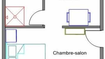 Planta baixa com banheiro, cozinha e sala de estar.