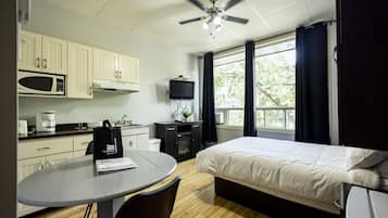 Loft Económico | 1 quarto, secretária, secretária adequada para computadores portáteis