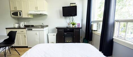 Loft Económico | 1 quarto, secretária, secretária adequada para computadores portáteis