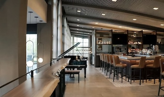 Serve jantar e happy hour