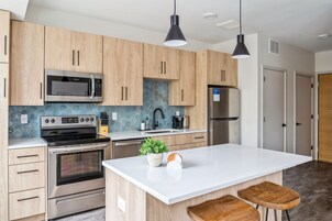 Apartamento Tradicional, 1 quarto (Self Check-in with Virtual Front Desk) | Cozinha privada | Um frigorífico/congelador grande, um forno, uma placa de cozinha 