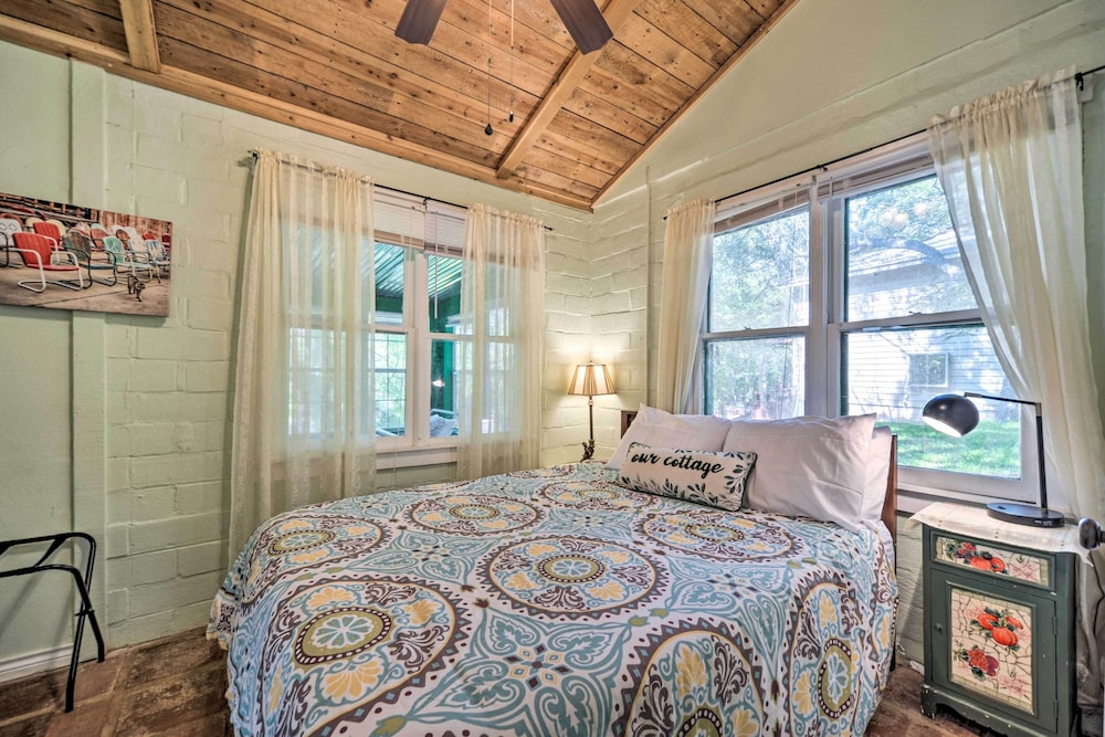 Wimberley Home On Creek + Close To Downtown! - Wimberley, TX