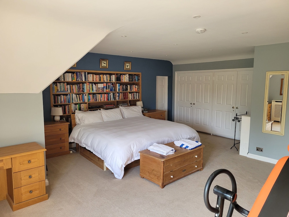 Remarkable 8 Bed Family House Sleeping 16 W/ Pool - Farnham
