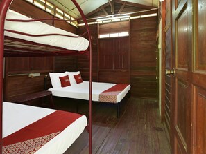 Suíte família | Escrivaninha, Wi-Fi de cortesia, roupa de cama