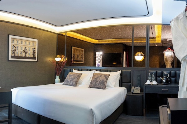 Quarto Deluxe | Casa de banho | Um polibã, um secador de cabelo, roupões, chinelos