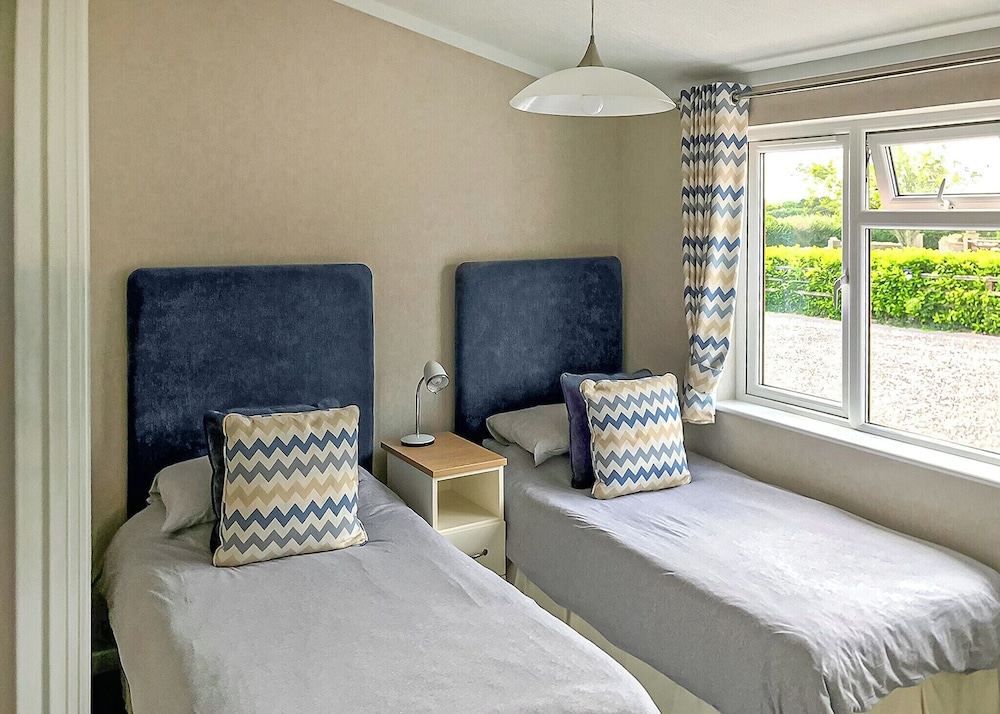 This Two-bedroom Lodge Features One Master Double With An Ensuite Shower And One Twin Room. - Dorset