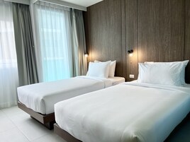 Cofres nos quartos, escrivaninha, espaço de trabalho para notebook