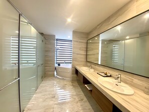 Penthouse de Luxo | Casa de banho | Artigos de higiene pessoal grátis, um secador de cabelo, roupões 