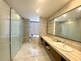 Cobertura superluxo | Banheiro | Produtos de toalete grátis, secador de cabelo, roupões de banho 