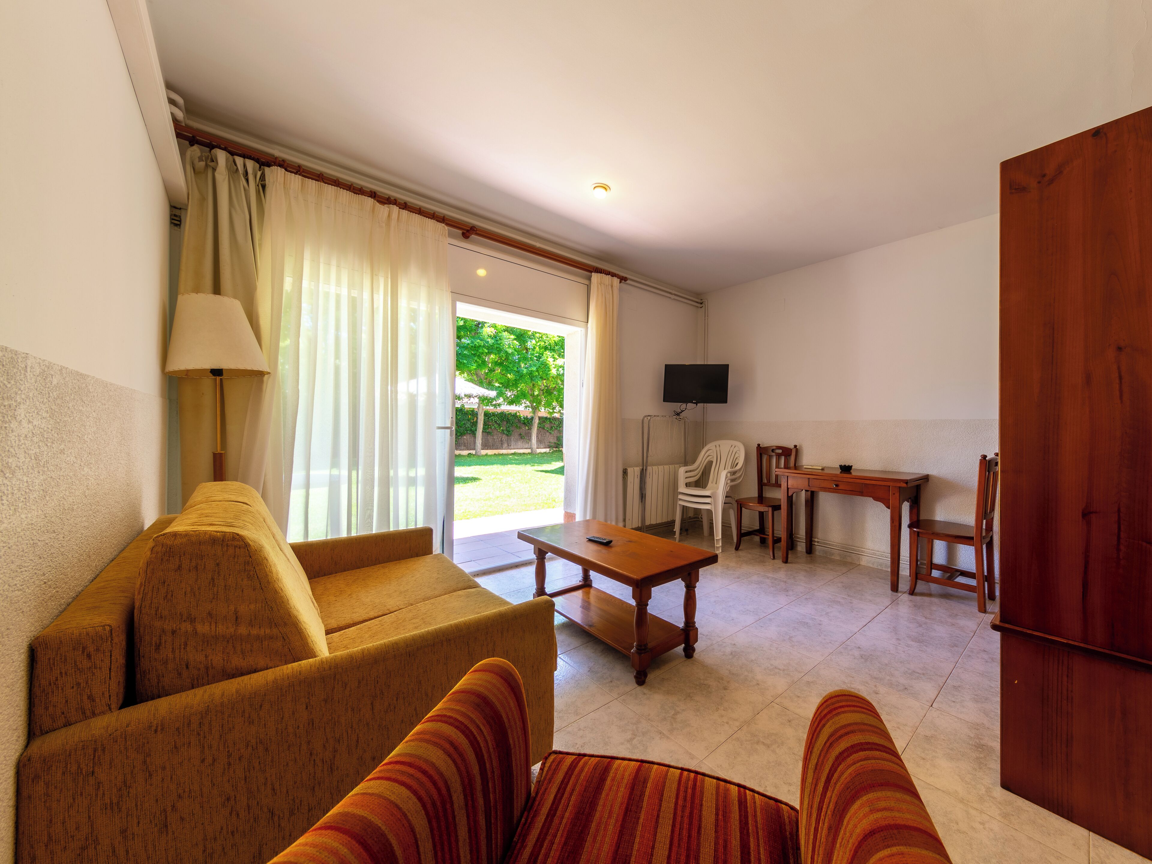 Estúdio Elite | Sala de estar | Televisor de 30 polegadas com canais via satélite 