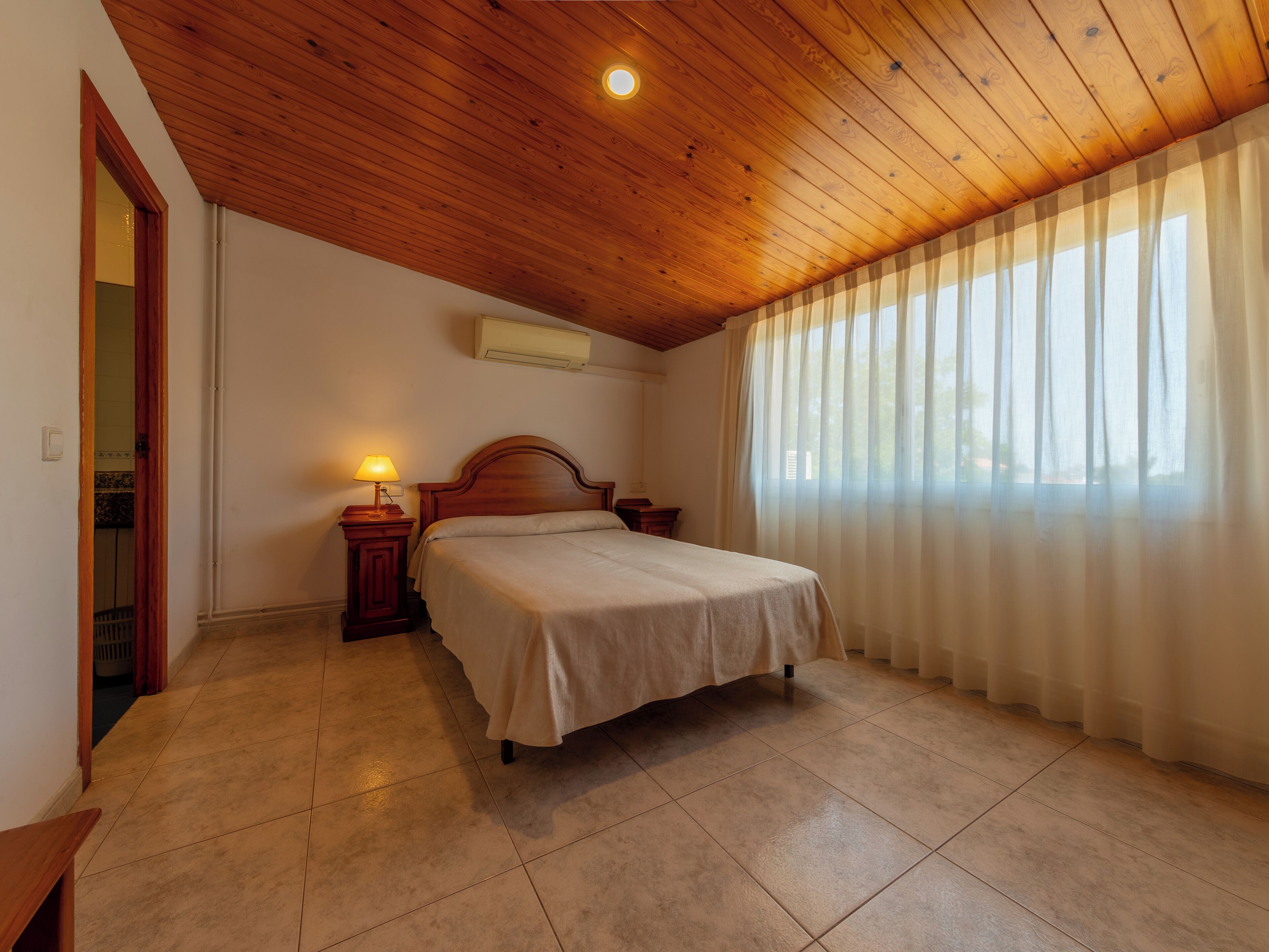 Apartamento Familiar | Cofre no quarto, roupa de cama fornecida 