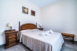 Apartamento standard | Cofres nos quartos, roupa de cama