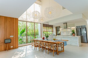 Villa Deluxe, 4 quartos, piscina privativa (Grand) | Cozinha privada | Um frigorífico/congelador grande, um micro-ondas, uma placa de cozinha 
