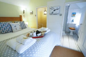 2 quartos, individualmente decorados, individualmente mobiliados