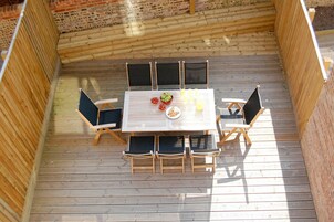 Um frigorífico, uma máquina de lavar louça, utensílios de cozinha 