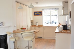 Um frigorífico, uma máquina de lavar louça, utensílios de cozinha 