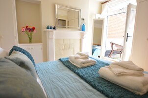 1 quarto, com decoração personalizada, com mobília individualizada 