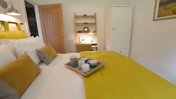 2 quartos, individualmente decorados, individualmente mobiliados