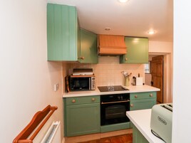 Um frigorífico, utensílios de cozinha 