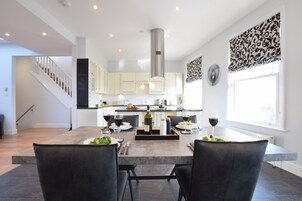 Um frigorífico, utensílios de cozinha 