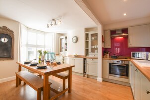 Um frigorífico, uma máquina de lavar louça, utensílios de cozinha 