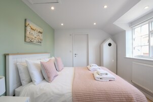 3 quartos, com decoração personalizada, com mobília individualizada 