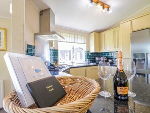 Uma máquina de lavar louça, utensílios de cozinha 