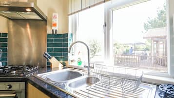 Uma máquina de lavar louça, utensílios de cozinha