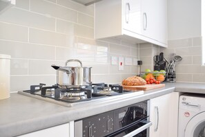 Uma máquina de lavar louça, utensílios de cozinha
