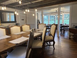 Café da manhã com buffet grátis todos os dias