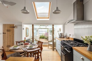 Casa de Campo | Cozinha privada | Um frigorífico, uma máquina de lavar louça, utensílios de cozinha 