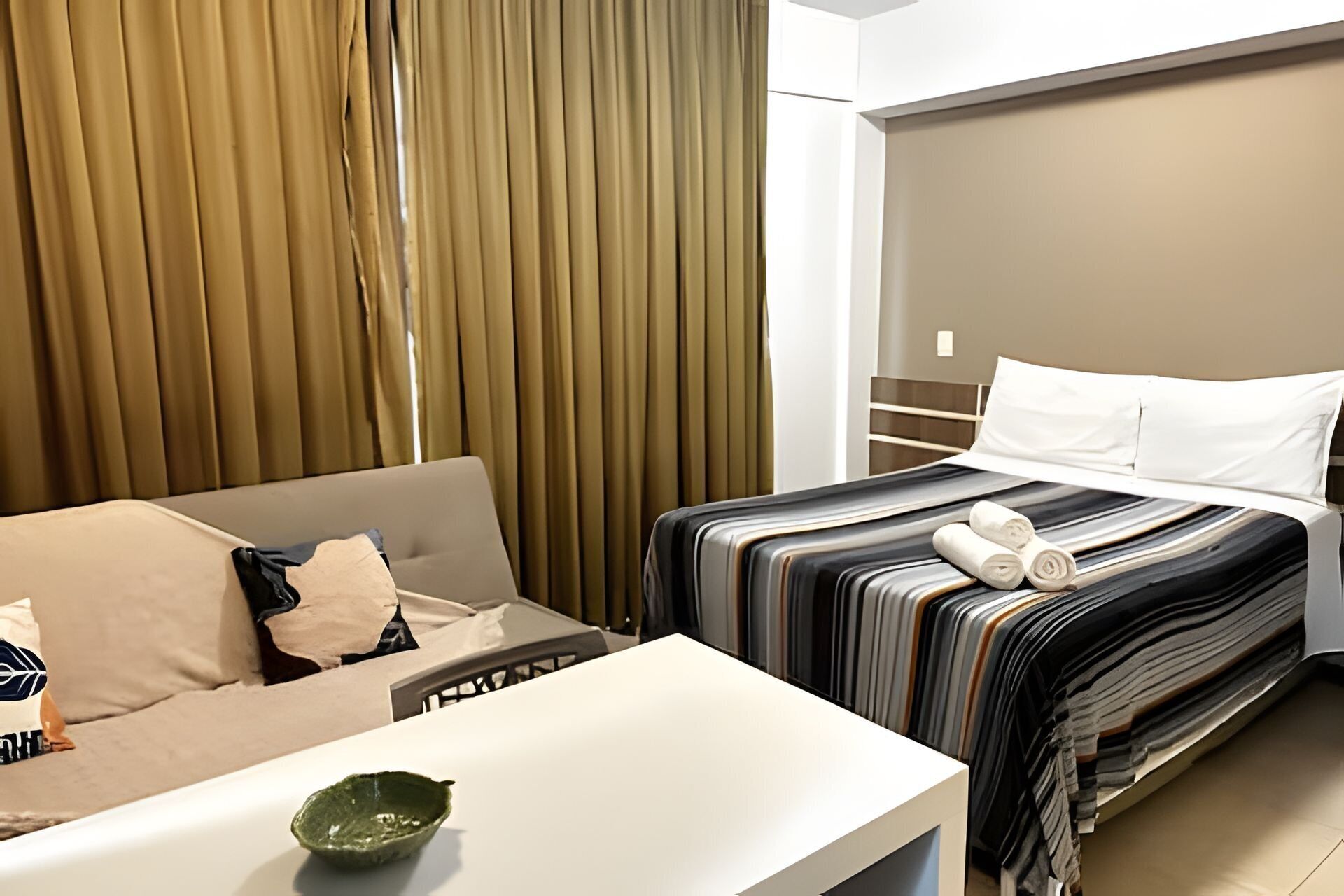 Apartamento | Cofre no quarto, secretária, cortinas/cortinados opacos 