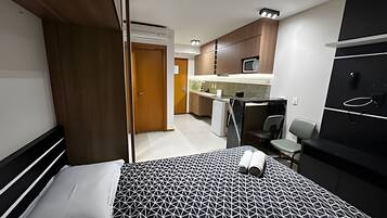 Apartamento | Cofres nos quartos, escrivaninha, cortinas blackout