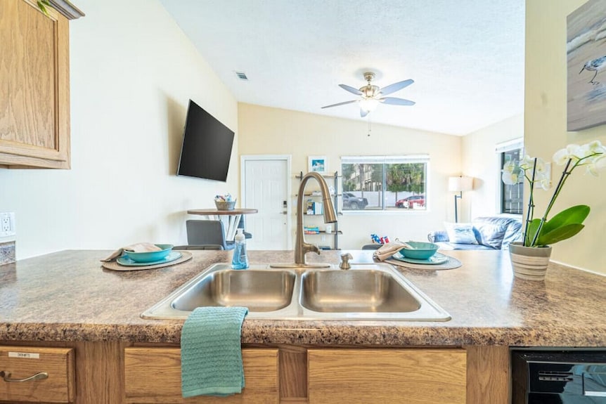 5 Min Walk To Sand | King Bed | Private Yard - Florida