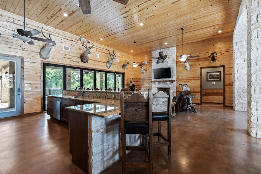 Directly On The Frio River, Private Golf Cart/walking Path, Hot Tub, Swimming Pool, 3 Master Suites - Concan, TX