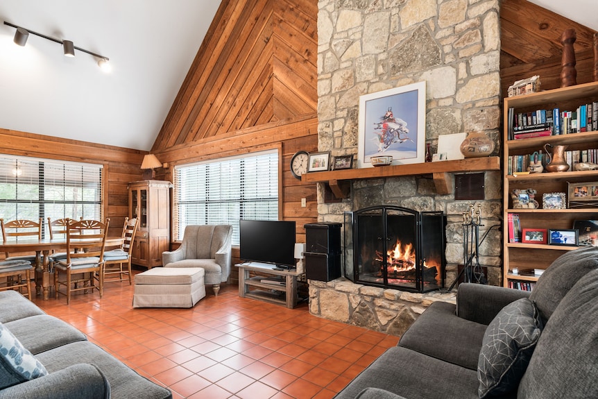 Cottage In The Heart Of Concan Surrounded By Nature & Less Than 5-minute Drive To The Frio River - Concan, TX