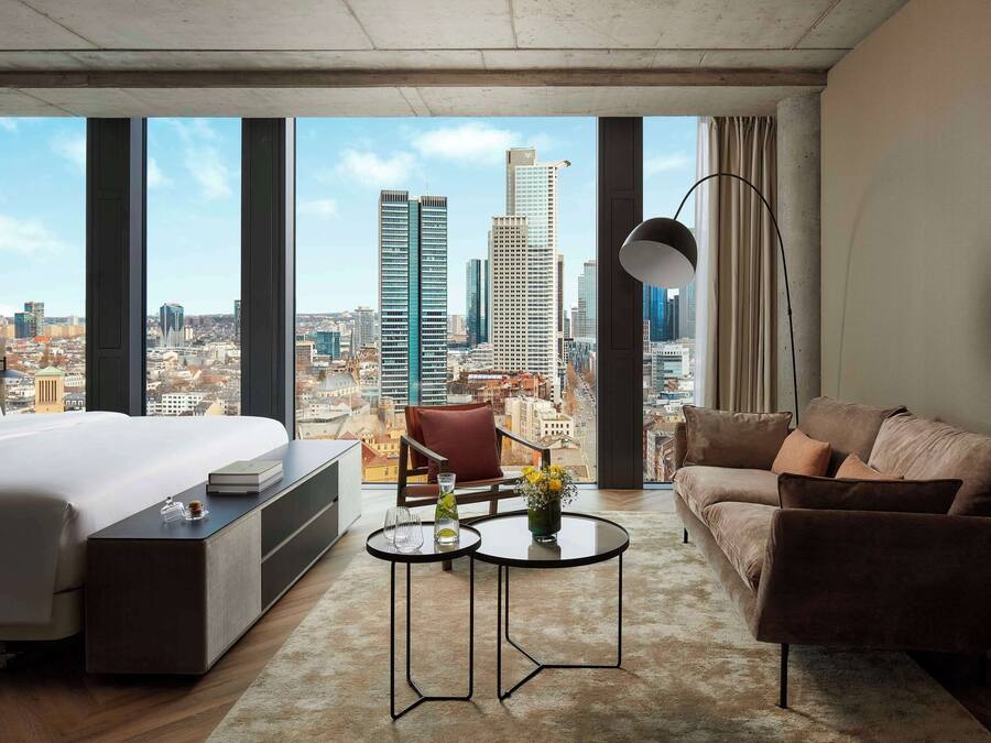 Frigobar, cofres nos quartos, escrivaninha, quartos à prova de som