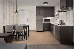 Estúdio, várias camas (Mobility Accessible, Tub) | Cozinha privada | Cafeteira/chaleira