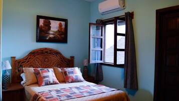 Apartamento Básico, 1 quarto | Edredões de penas, com decoração personalizada