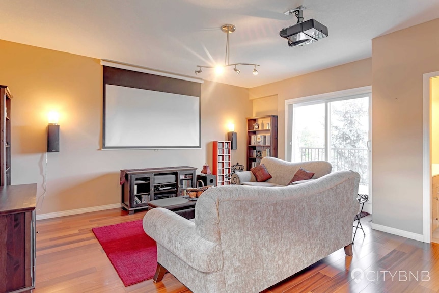 Cloverdale. Sleeps 4. Steps From River Valley. - Alberta