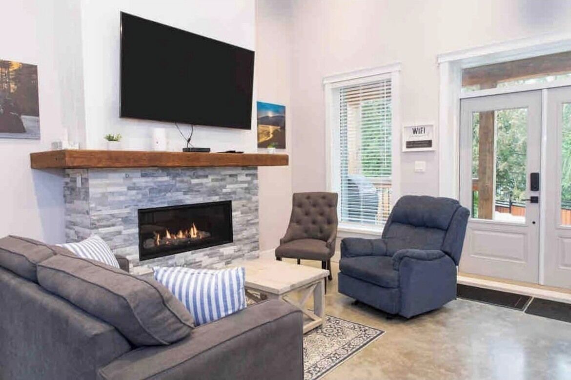 Between Two Lakes. New 2 Bedroom Entire Home! (Sleeps 6). - Nanaimo