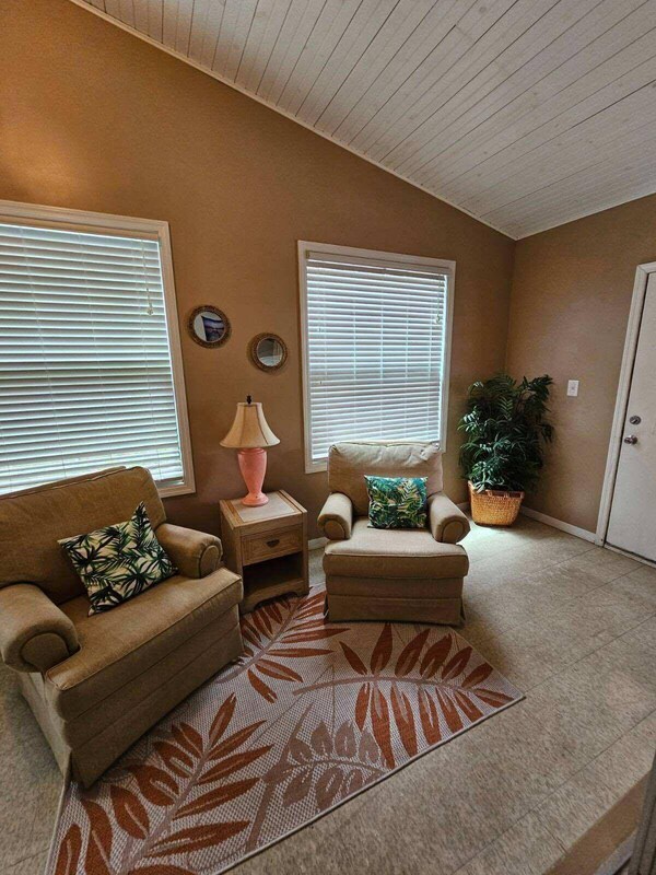 Tropical Resort & Marina On Lake Beresford - DeLand, FL