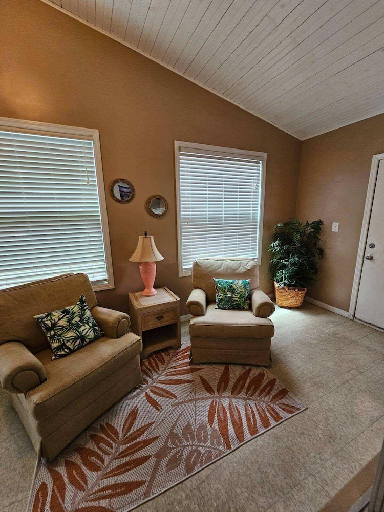 Tropical Resort & Marina On Lake Beresford - DeLand, FL