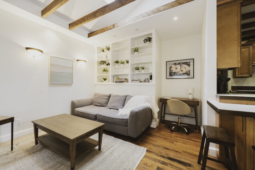 Massive Victorian House W/ Private Courtyard 5apts/9bdrs Near Forsyth Park - Savannah, GA