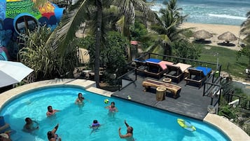 Piscina externa, funciona das 8h às 23h, espreguiçadeiras