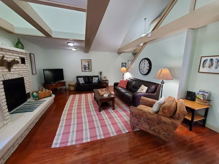 Park Avenue Lodge: Perfect Spring Launchpad Hiking, Scenic Drives & Beach - Michigan