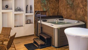 Vila (Four Bedroom Villa with Swimming Pool) | Banheira de hidromassagem particular
