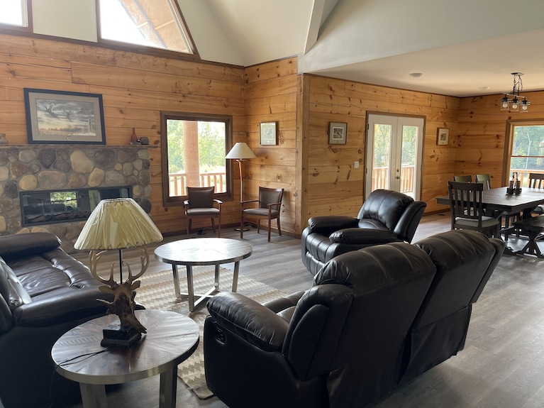 Newly Built Lodge Nestled In A Gorgeous Setting - Iowa