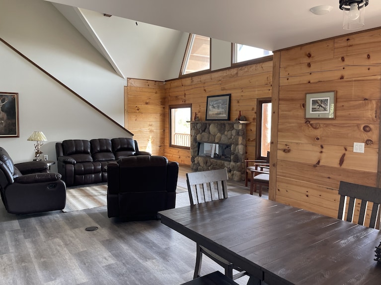 Newly Built Lodge Nestled In A Gorgeous Setting - Iowa