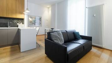 Apartamento (1 Bedroom) | Sala de estar | Televisor de ecrã plano de 55 polegadas com canais por cabo, televisor